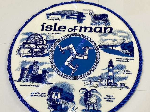 B/W plaque/pot stand | Blue & White | Isle of Man Souvenirs